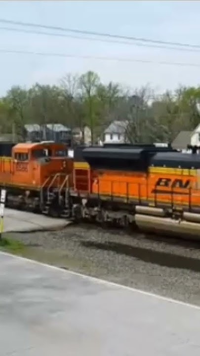 BNSF 8550 leads and Head's East - YouTube
