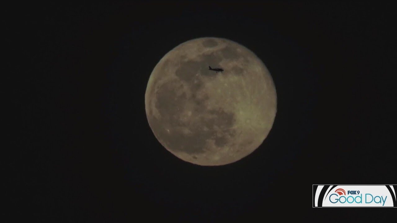Wisconsin photographer captures moon and plane perfectly aligned - YouTube