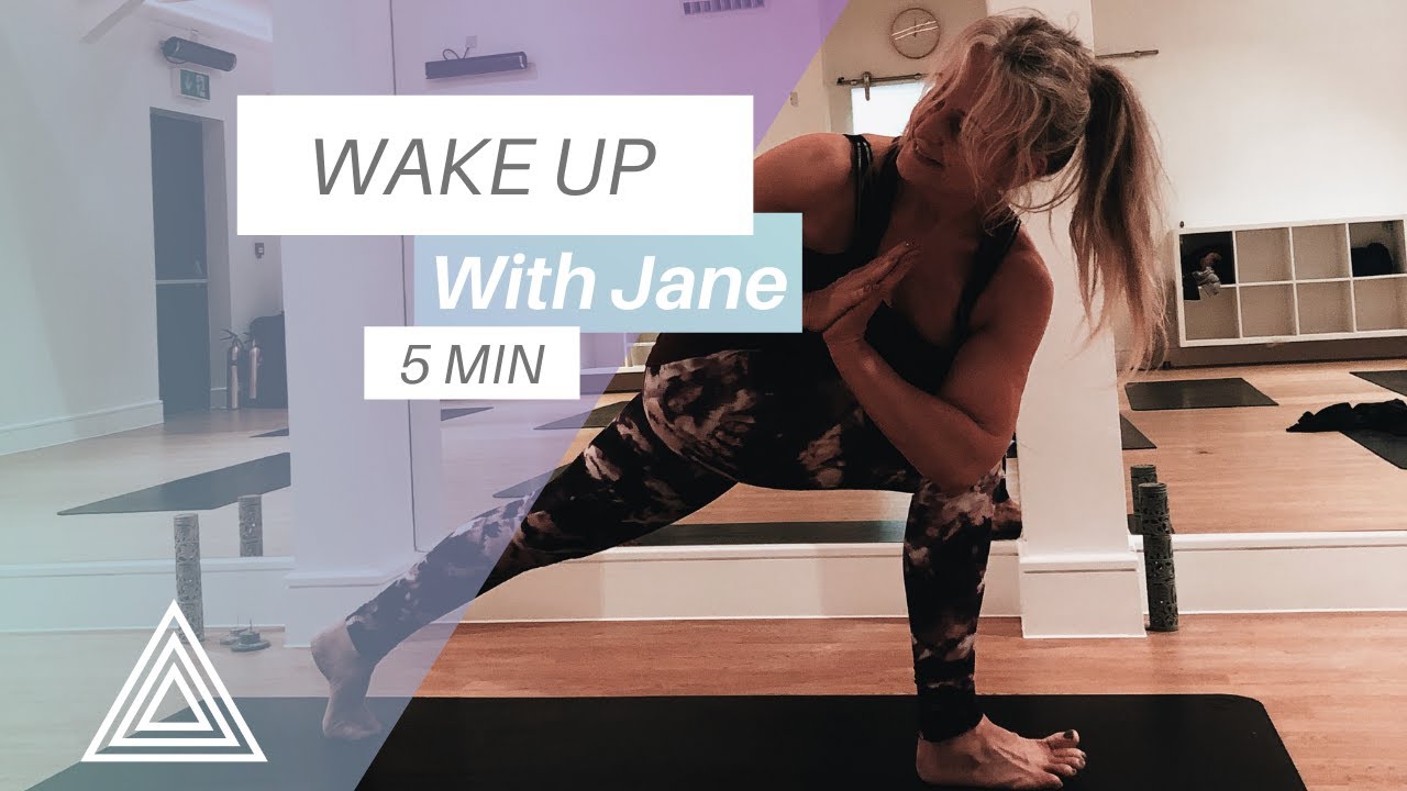 YOGA | 5 Minute Wake Up Flow - YouTube