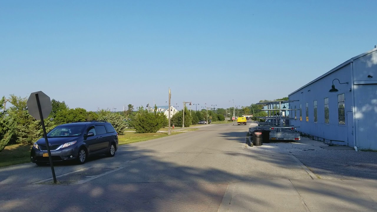 OYSTER BAY NEW YORK - GARBAGE TRUCK LEAVING BEEKMAN BEACH - YouTube
