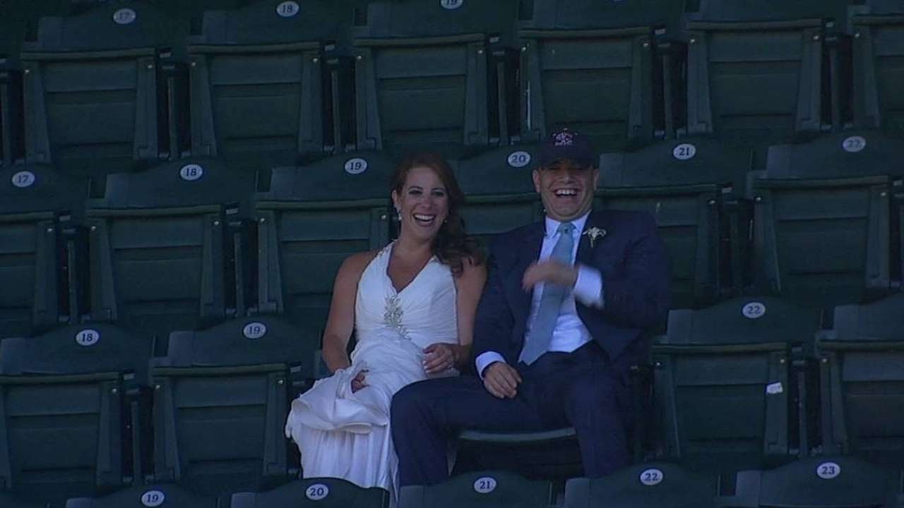 CWS@SEA: Bride and groom take in a Mariners game - YouTube