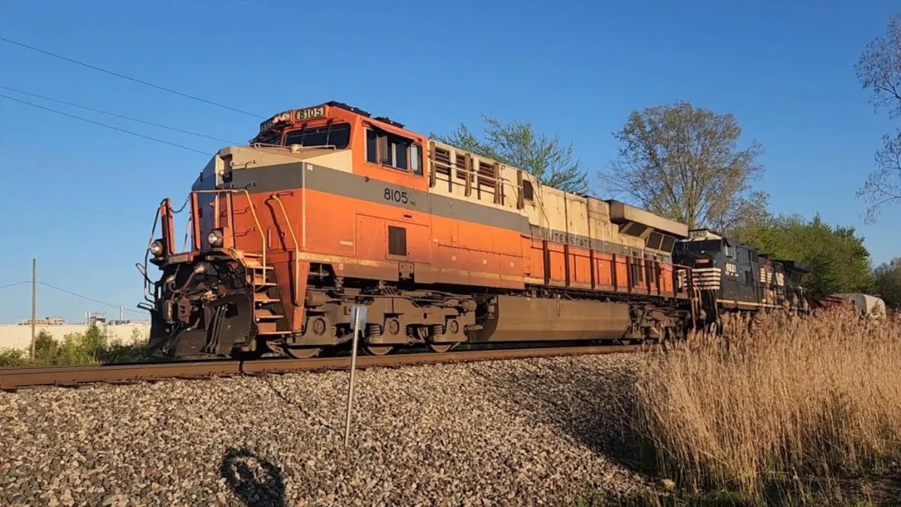 NS 8105 (Interstate HU) Leading 178 to Bellevue - YouTube