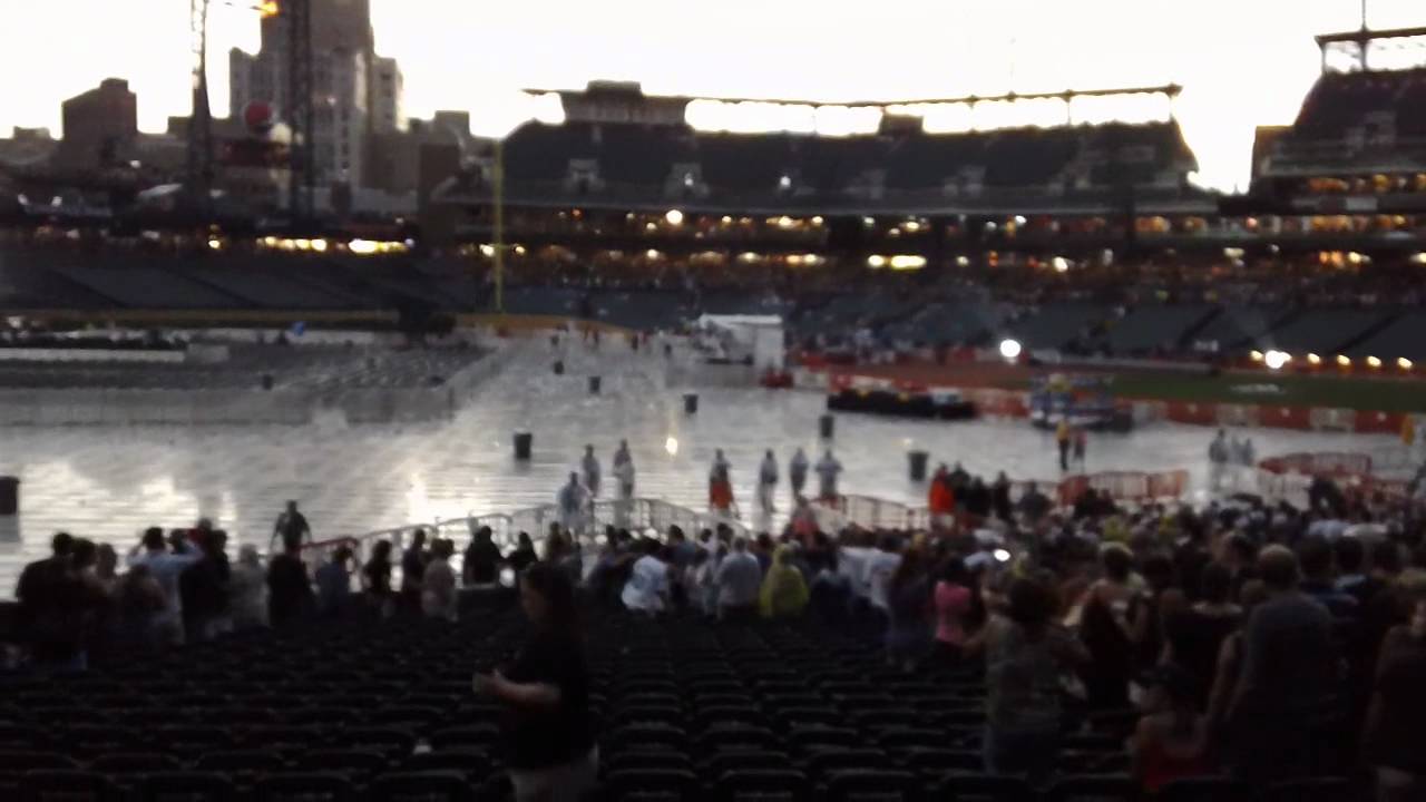 Rain at Kid rock concert - YouTube