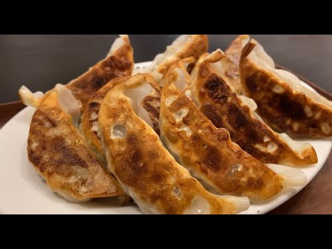 Trying Japanese Dumplings Gyoza in Shinjuku - Shinjuku Street Food ...