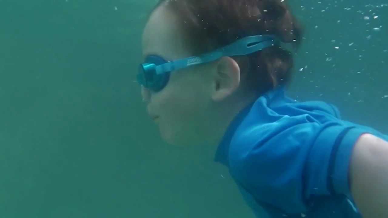 Evan & Ethan swimming to the bottom of our pool - YouTube