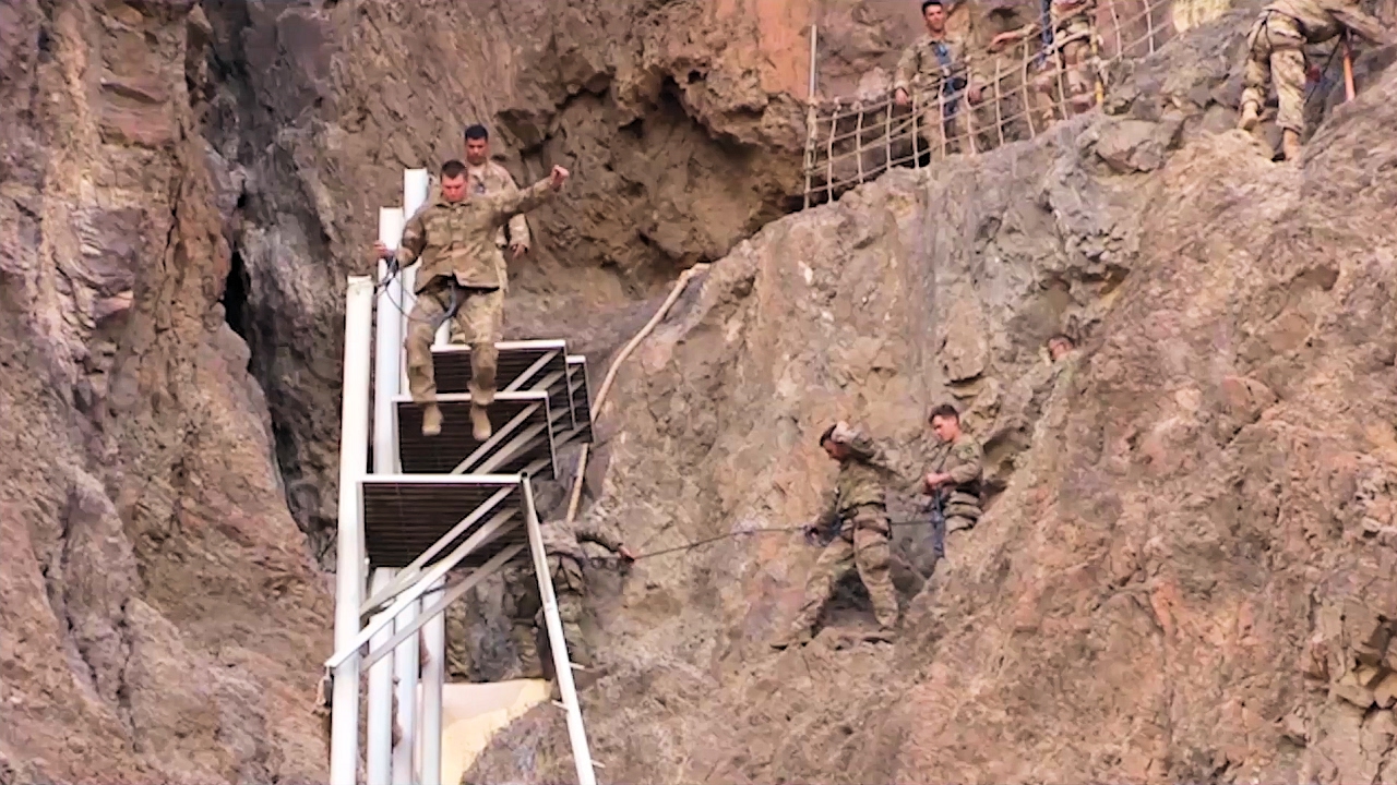 U.S. Soldiers Tackle French Commando Course - YouTube