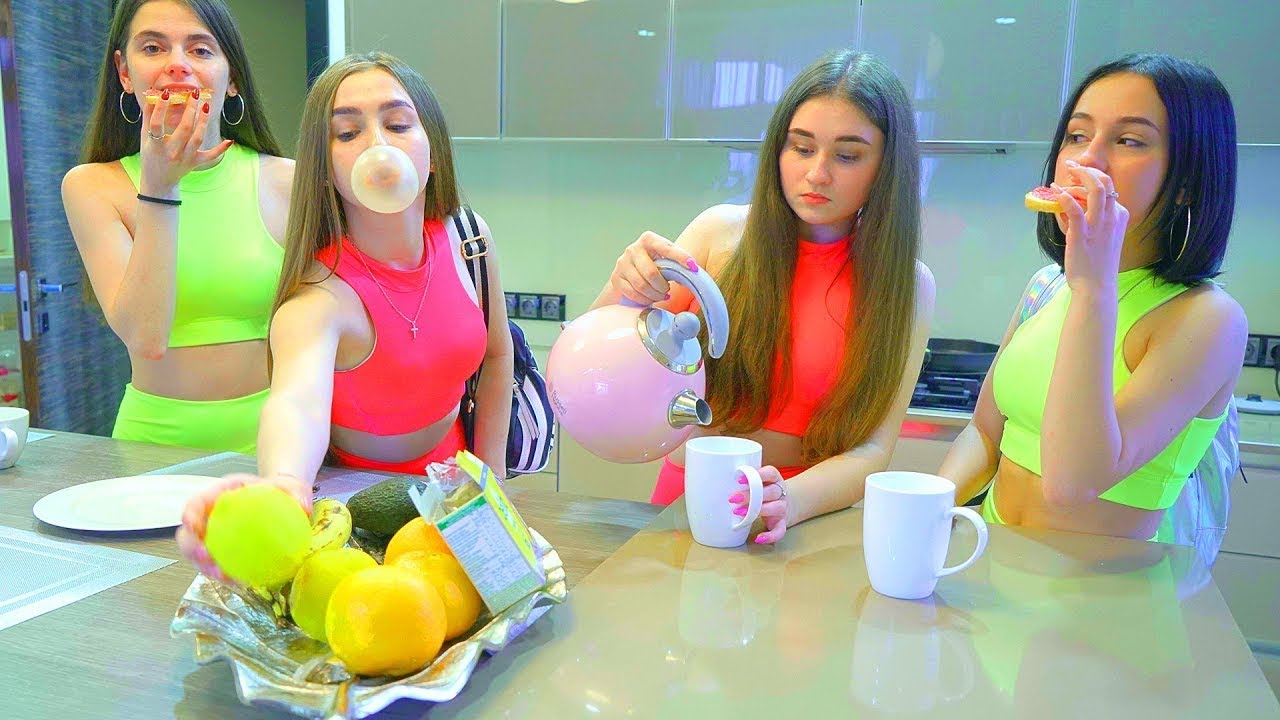 AMICI contro NEMICI a SCUOLA | Diana VLOG - YouTube