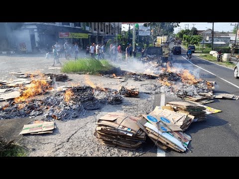 Muatan Kardus Terbakar di Atas Mobil Pickup - YouTube