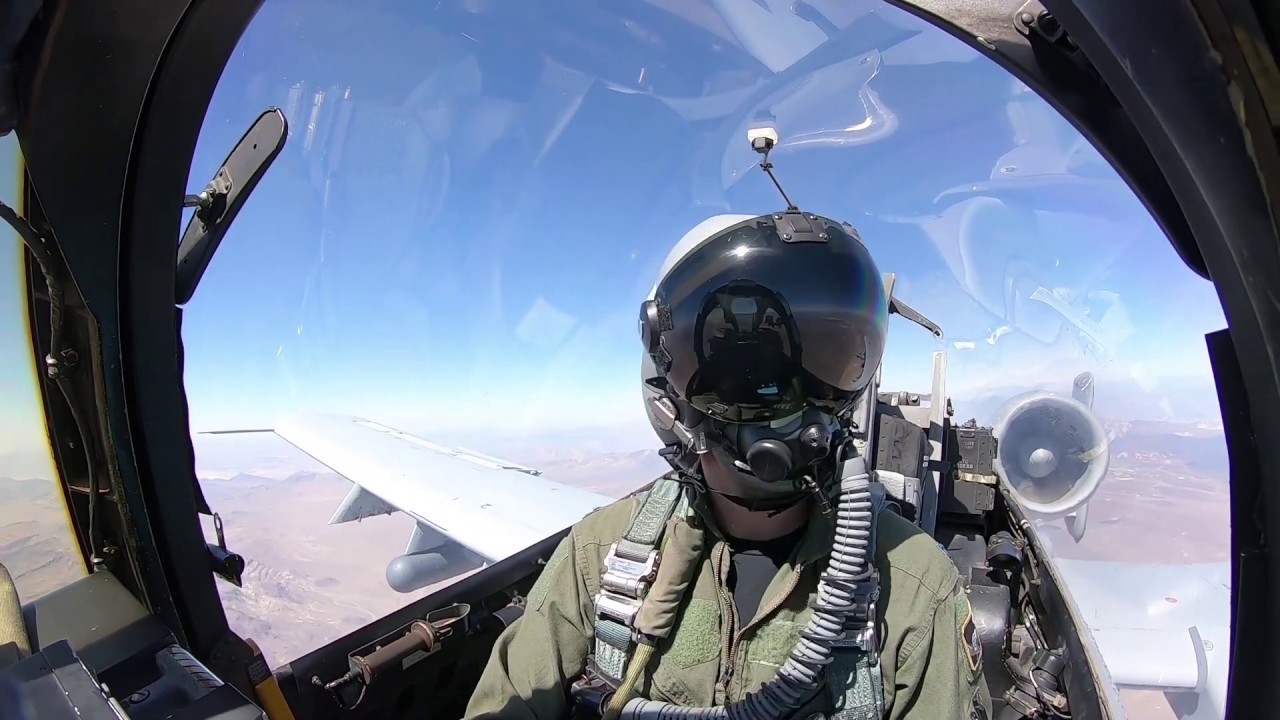 Video dal cockpit: A-10 Warthog su pista semipreparata - YouTube