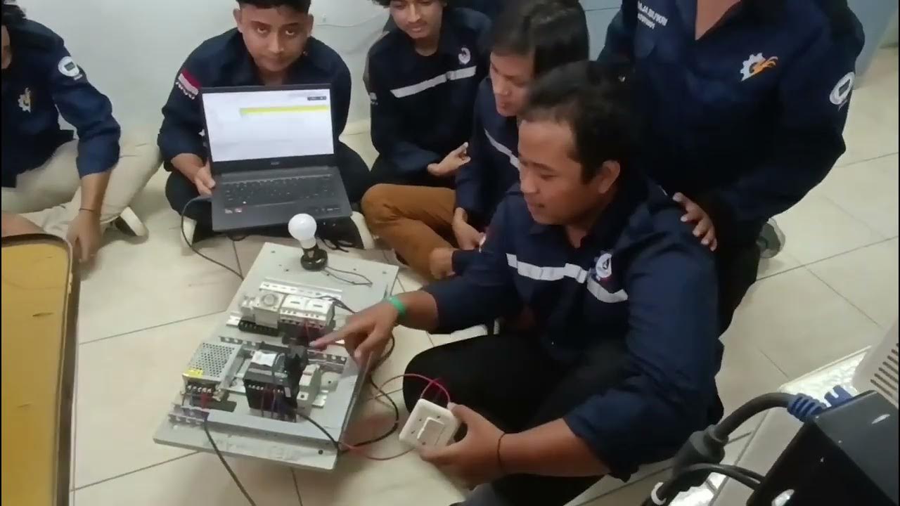 Rangkaian PLC omron tipe CP1E menggunakan 2 saklar, 1 timer, 1 ...