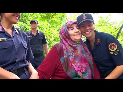 Şehit Engin Demiroğlu’nun Bartın’da annesi Zühre Teyzenin bahçesindeki fındıkları jandarma topladı