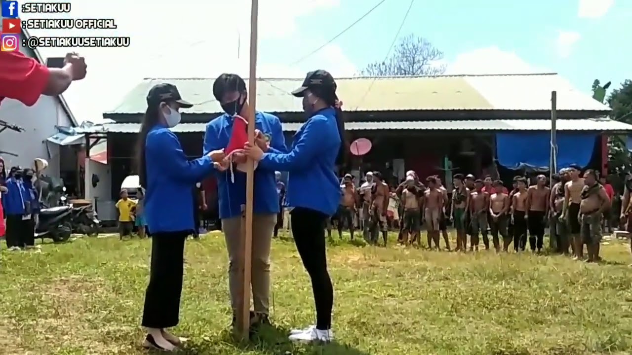 Pengibaran bendera merah putih di Jl durian rt 54 bersama KKN UWGM ...