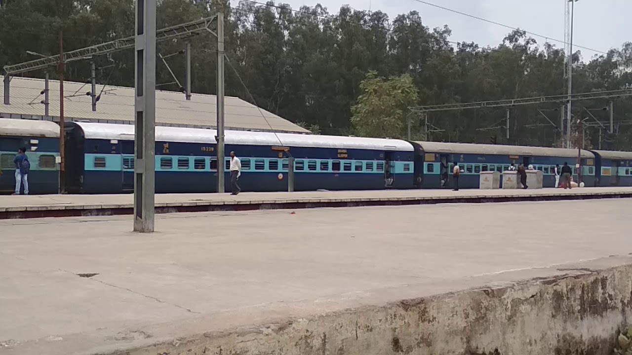 Amritsar mail arriving alamnagar station and new Locomotive WDG4 - YouTube