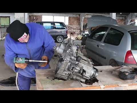 Manual Transmission Disassembling On Renault Clio
