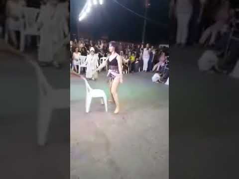Sünnet Düğününde oynayan kadın. Sünnet Düğününde erotik dans