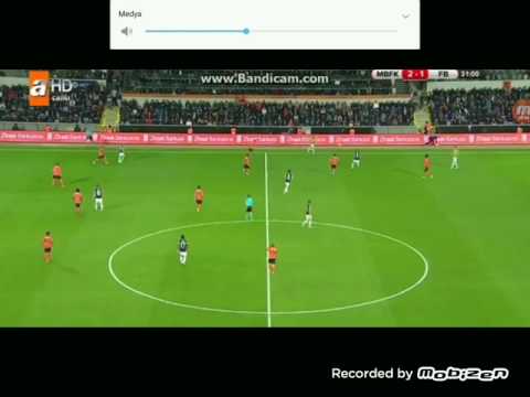 Mahmut tekdemir ile van persie mücadelesinde mahmut tekdemirin burnu kırılıyor