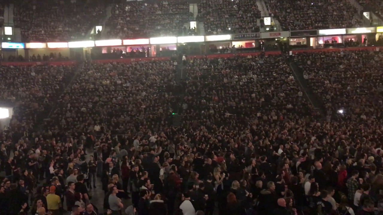 Green Day - crowd singing Bohemian Rhapsody @ Manchester Arena, 6 Feb ...