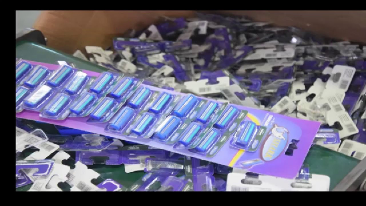 automatic razor packing machine,lock card sealing machine.mp4 - YouTube