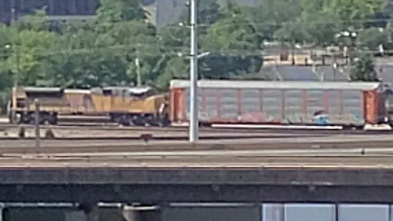 Union Pacific Autorack Train in St. Louis - YouTube