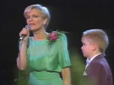 Timo Turunen ja Katri Helena - Kuudenikäinen - YouTube