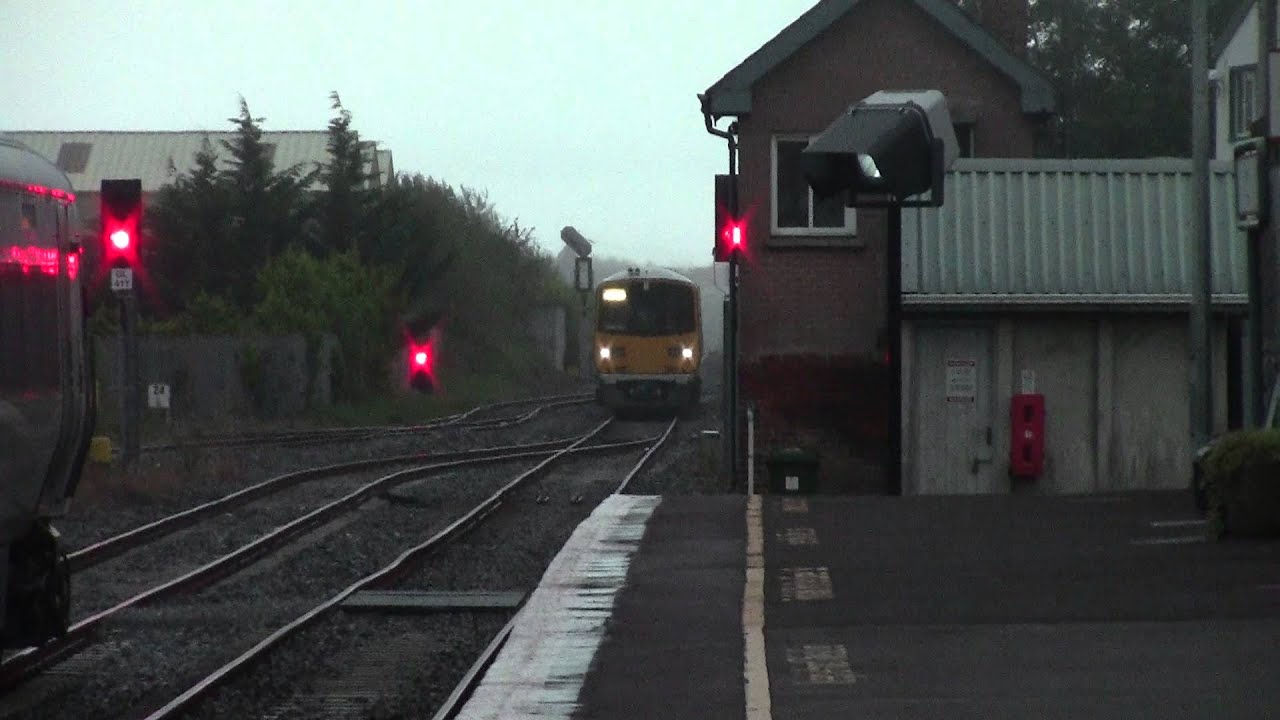 Ennis HD-Irish Rail 2800 class 2811 arrives on service from Limerick ...