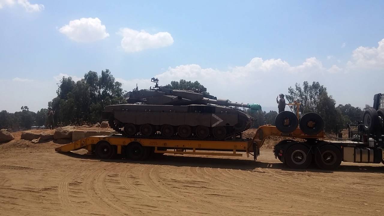 טנק מרכבה יורד ממוביל טנקים A "merkaba" tank dismounts from a tank ...