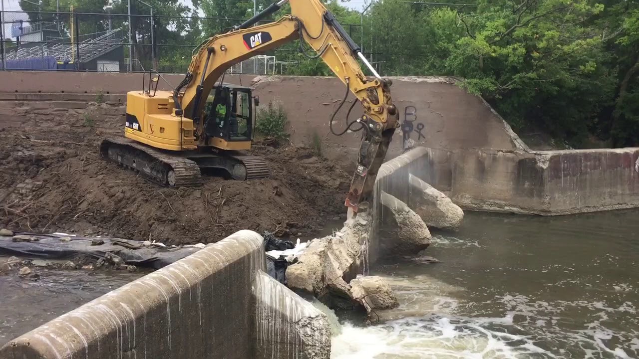 Dam at River Park Chicago removed - YouTube