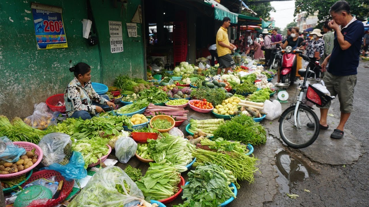 Morning Cambodia Street Market - Daily Lifestyle of Khmer People Buying ...