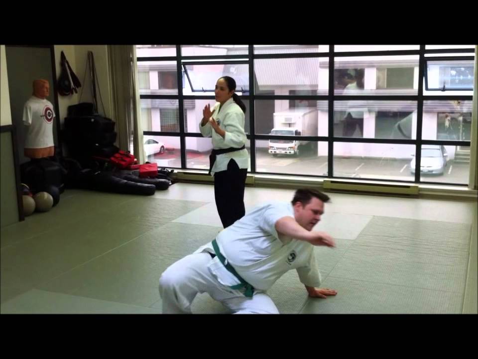 Shoulder throw - YouTube