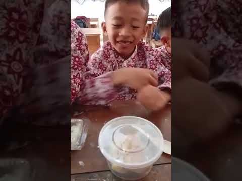 ANAK SD PAMER KUE TRADISIONAL