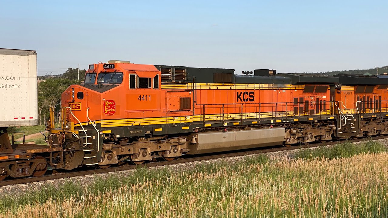 KCS patched ex-BNSF Dash-9 on intermodal and a couple NS / Conrail Triple Crown trailers! - YouTube