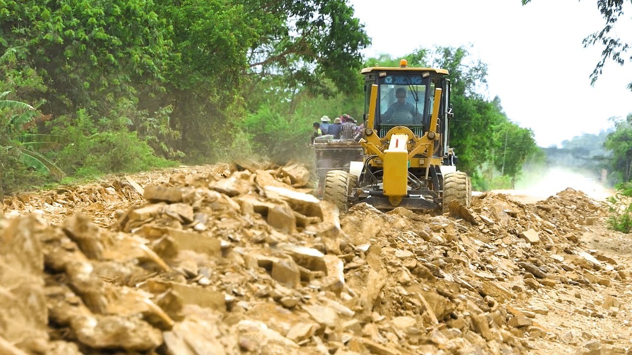 How to Push Stone Using an XCMG GR165 Grader and Heavy Equipment to ...