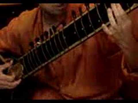 Arnaldo tocando a Cítara Indiana - YouTube