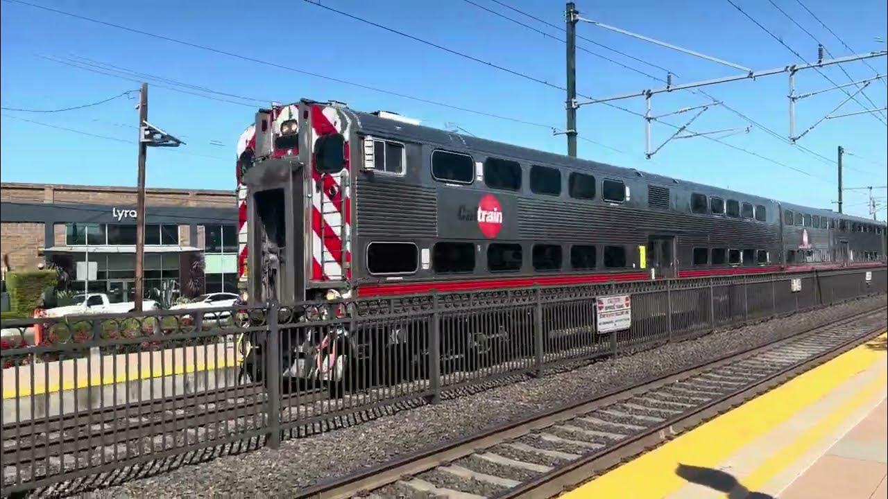 Caltrain Gallery Cab Cars 4001 and 4013 and F40PH-2CAT 912 "San Bruno" blast through Burlingame ...