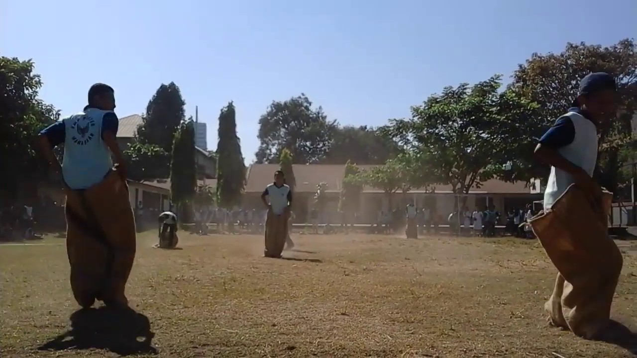 Lomba lari karung antar kelas 20150817 - YouTube