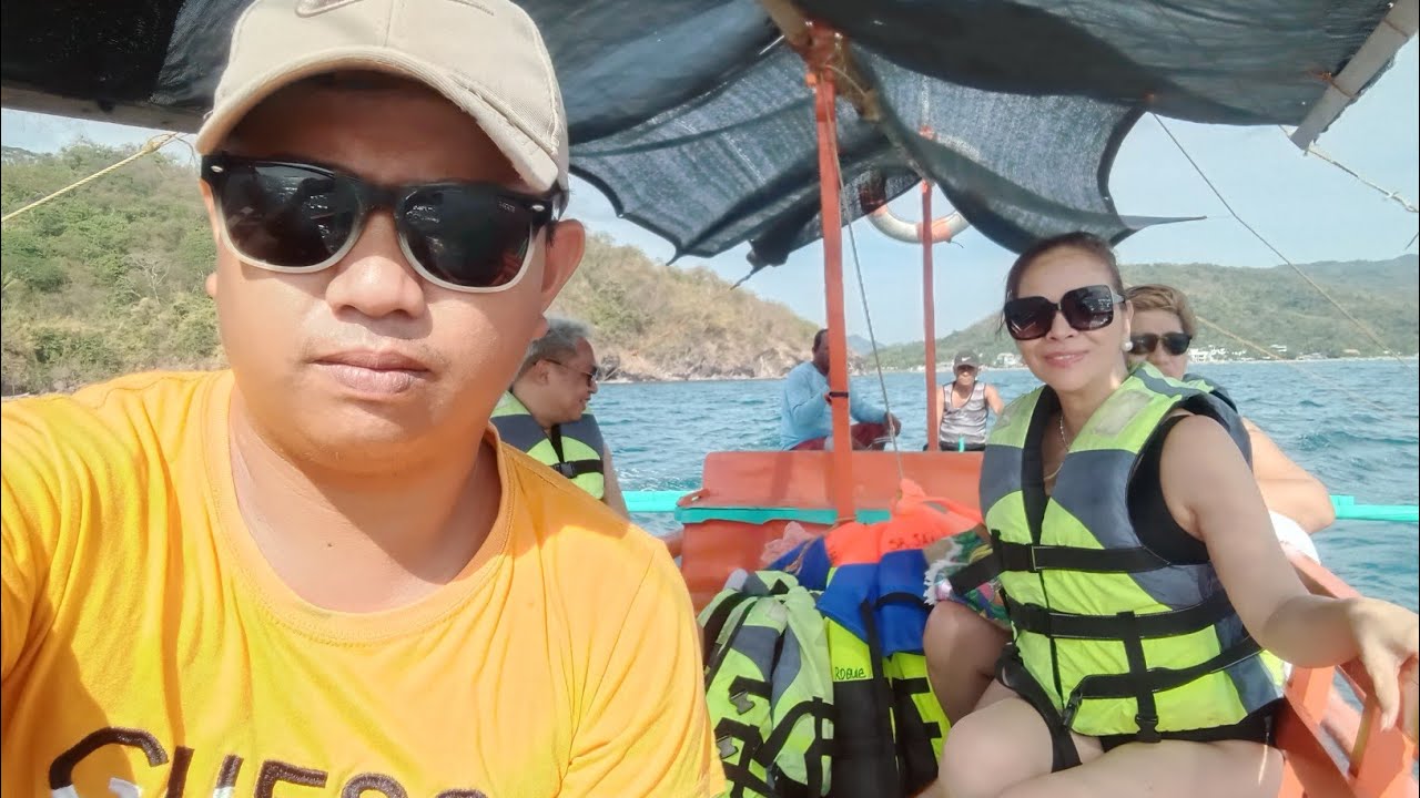 Nag fish feeding kami nang aking guest at sa sand bar @ Loren Island # ...