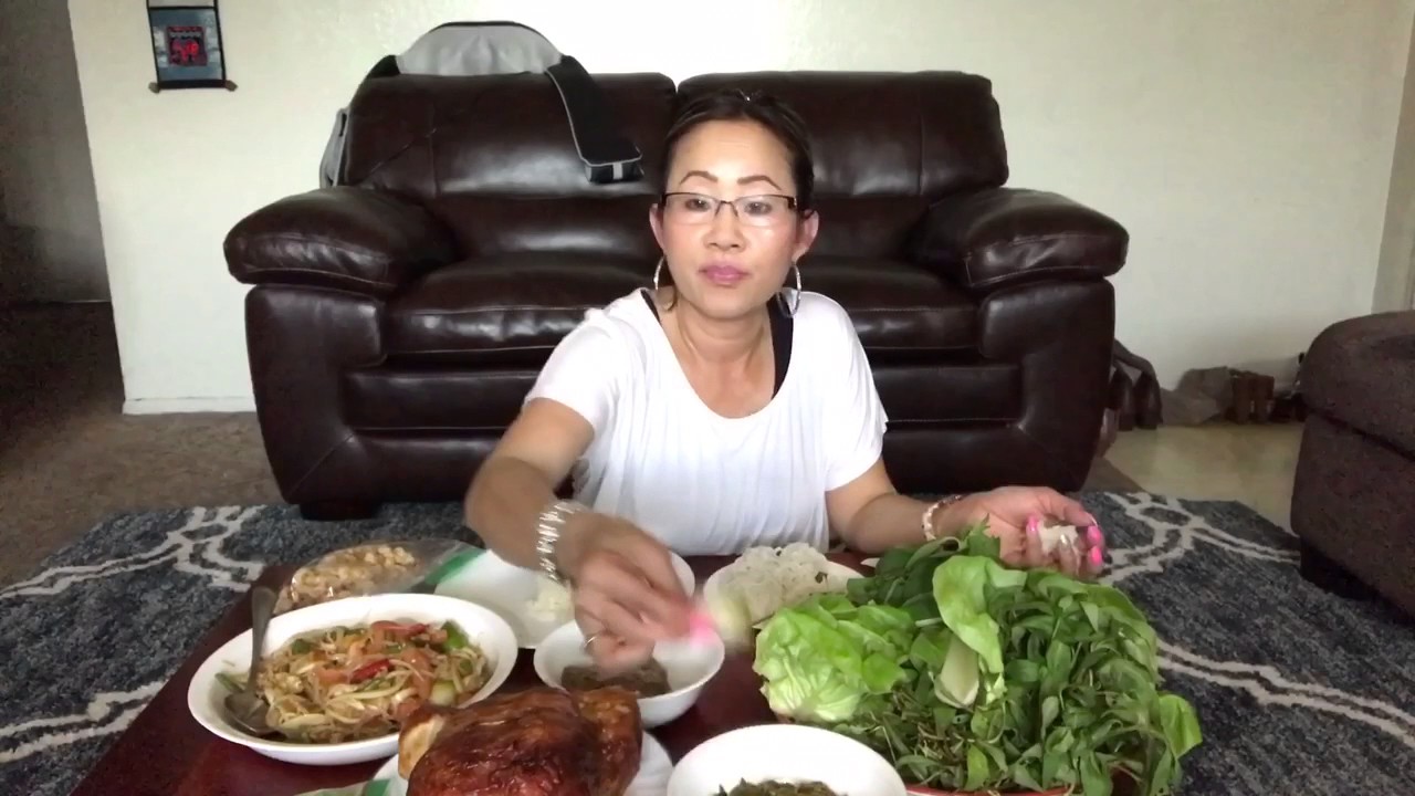 Eating traditional homemade papaya salad. - YouTube