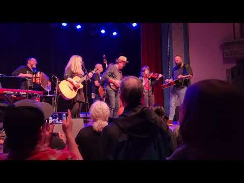 Chuck Wil's Widow LIVE by Amy Ray & band, accompanied by Dar Williams ...