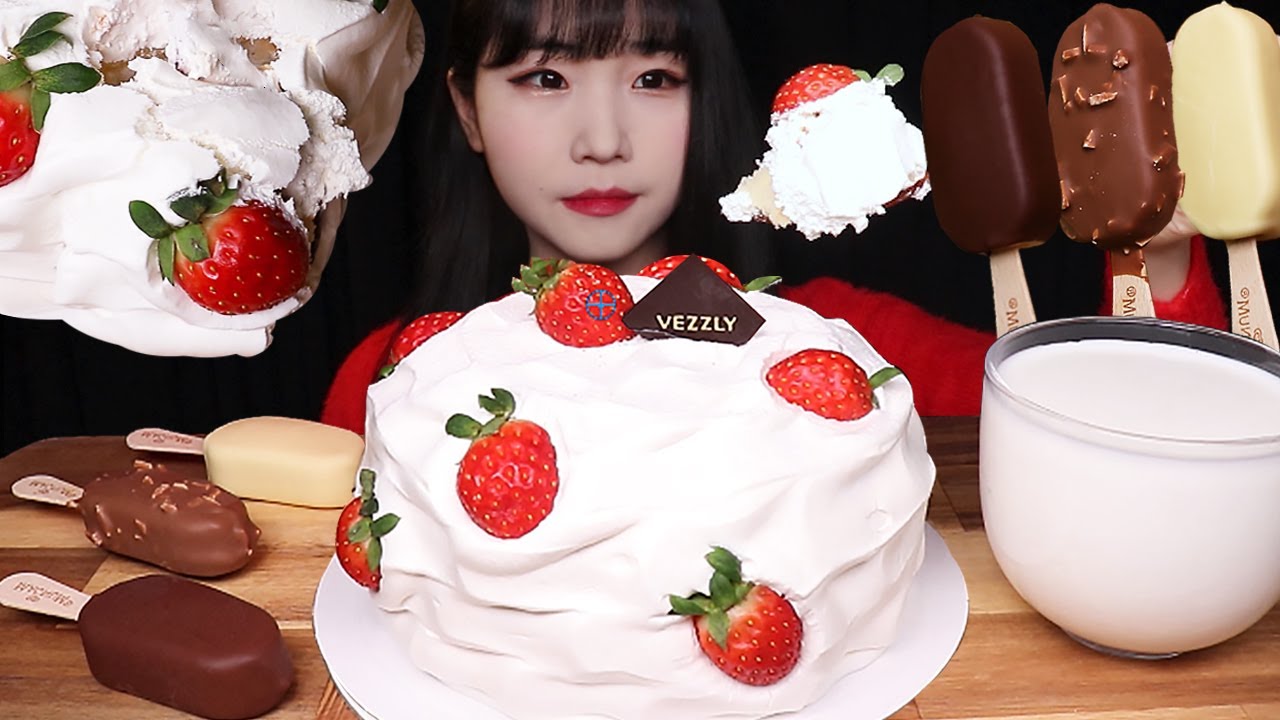 수저로 퍼먹는 딸기 생크림 케이크🍰매그넘 아이스크림 먹방 Strawberry Whipped Cream Cake Magnum