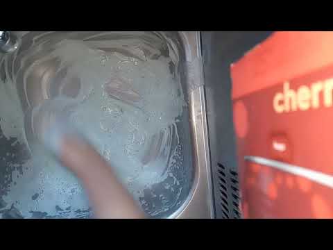 Dia de faxina limpar a pia da cozinha e banheiros 🧼 morando fora - Job do dia
