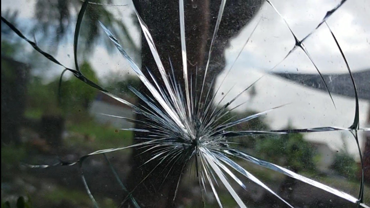 EKSPERIMEN PECAH KACA BUS DENGAN LEMPARAN BATU || MALAM INI BUS ALS 330 ...