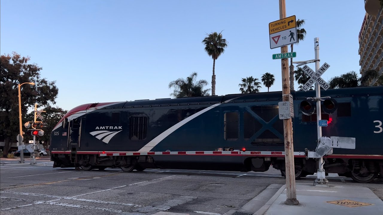 Amtrak 325 flies through California Street Railroad Crossing, Ventura ...