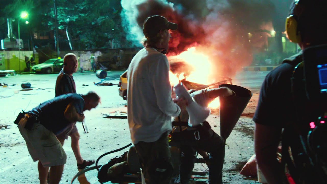 13 Hours: The Secret Soldiers of Benghazi | Featurette: "Michael Bay as ...