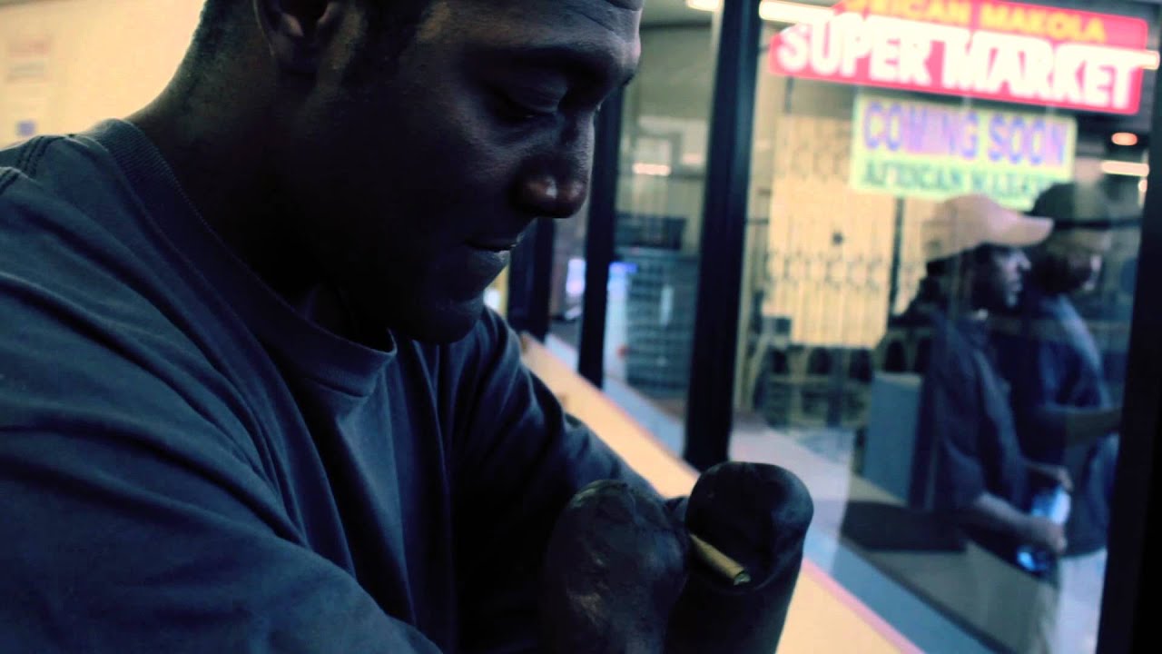 Man with NO HANDS rolls a blunt in 5 minutes - YouTube