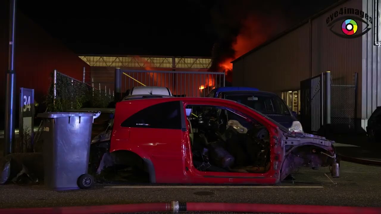 Zeer grote brand op Meerval in Raamsdonksveer | 3 april 2025 22:48 ...