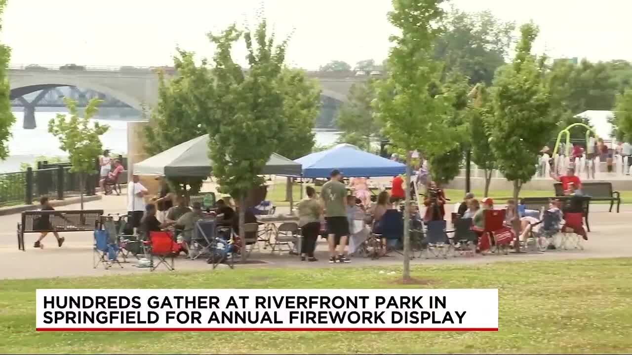 Hundreds gather for Star Spangled Springfield fireworks - YouTube