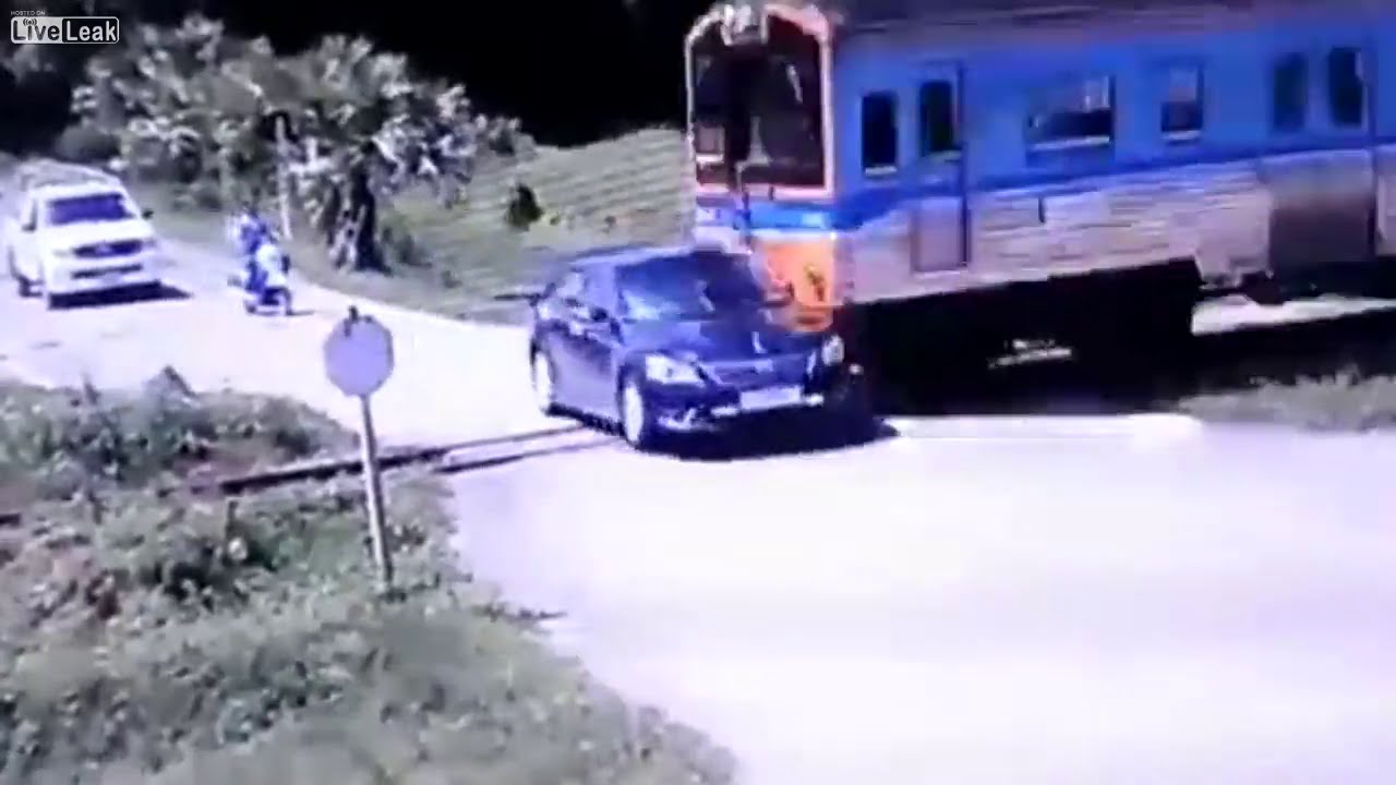 Fatal level crossing crash. - YouTube