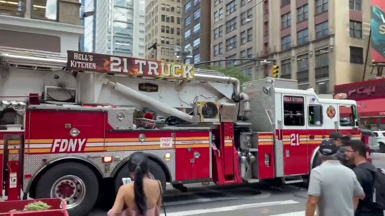 FDNY Tower Ladder 21 responding to a stuck elevator - YouTube