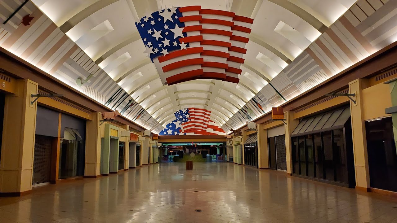 LIVE Inside An Extremely Dead Mall - YouTube