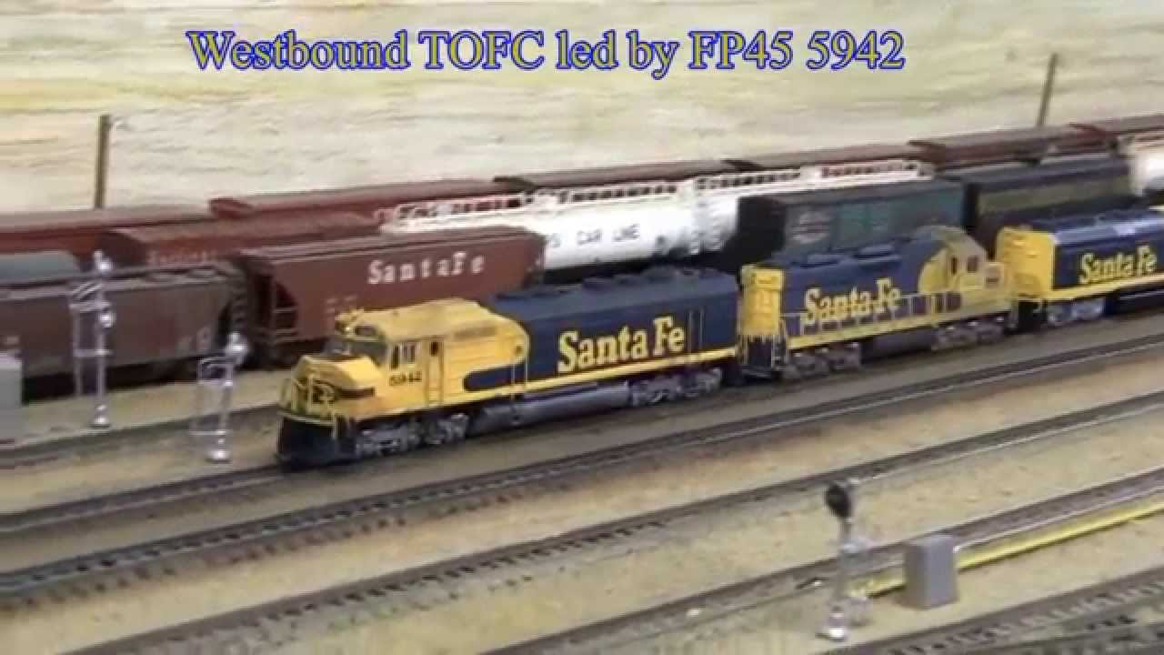 1981 Santa Fe FP45 5942 TOFC N Scale - YouTube